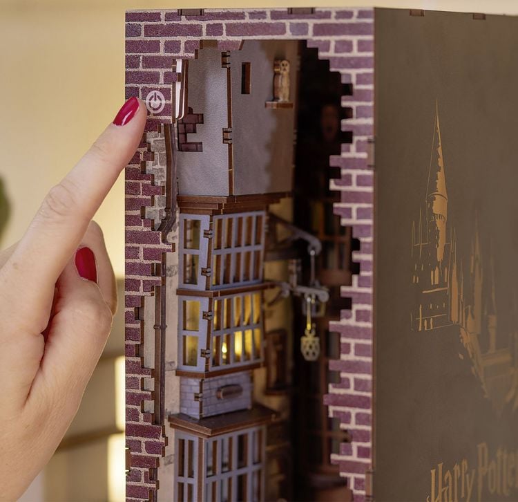 Book Nook DIY Bücherecke Harry Potter Diagon Alley (Winkelgasse) von Revell Tiny Adventures kaufen